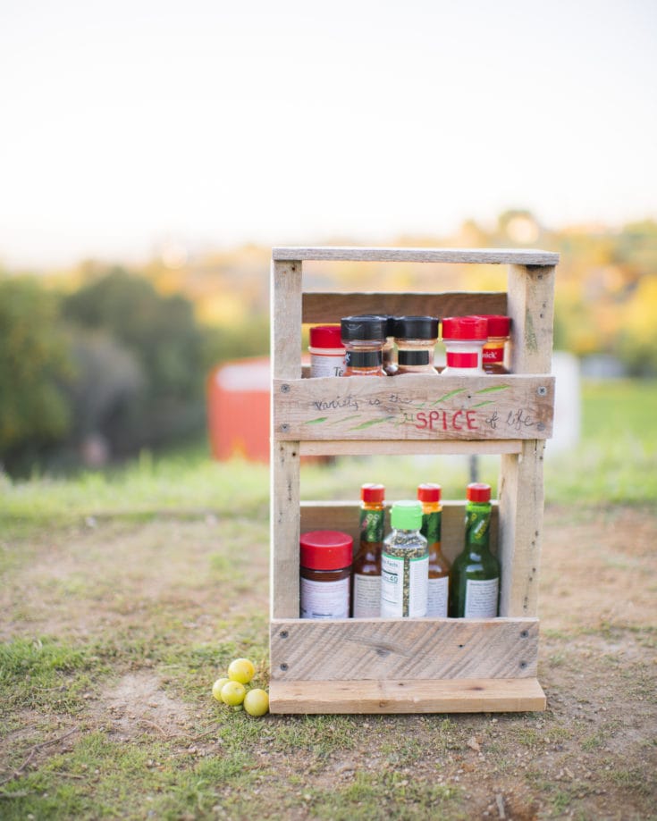 This Pallet Spice Rack will Spice Up your Life!